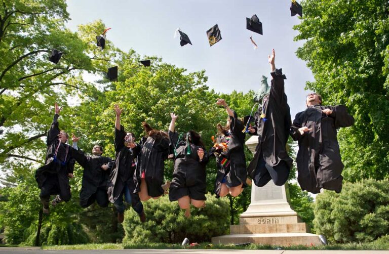Toga Wisuda Dan Sejarahnya: Dari Masa Ke Masa